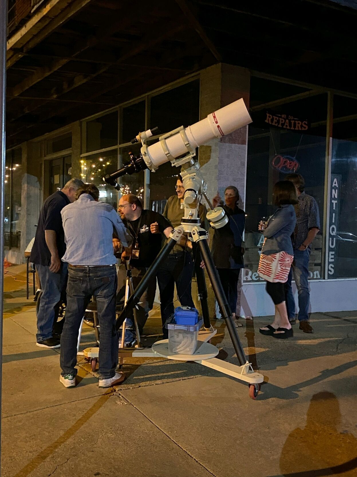 Artist shares glimpse of night sky | News | corsicanadailysun.com