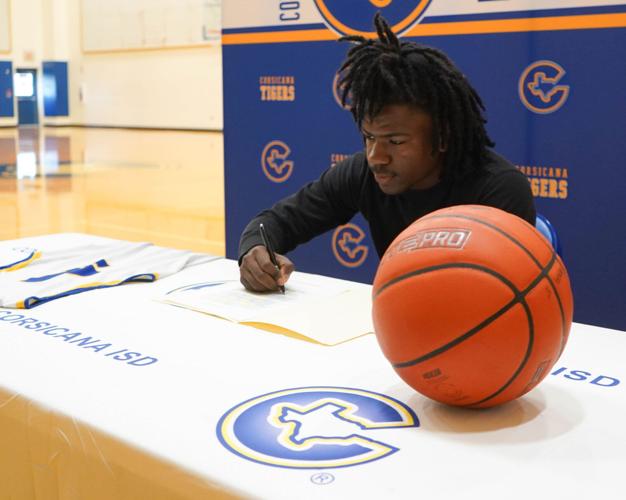 GC Basketball: Corsicana's Kelly signs with Carolina University ...
