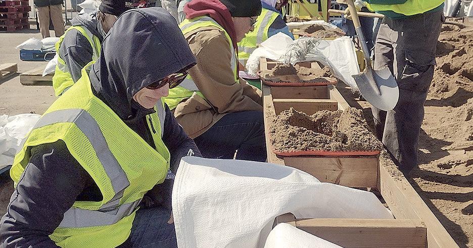 Hundreds of volunteers help Stillwater prepare for historic flood ...