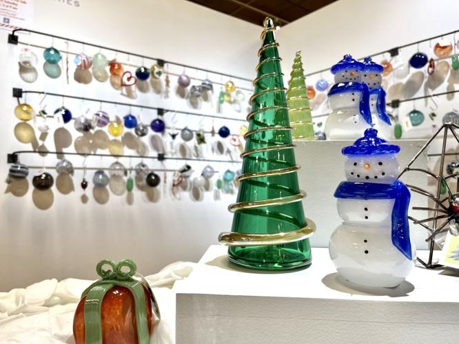 Starworks unveils glass artwork at Holiday Market | Entertainment ...