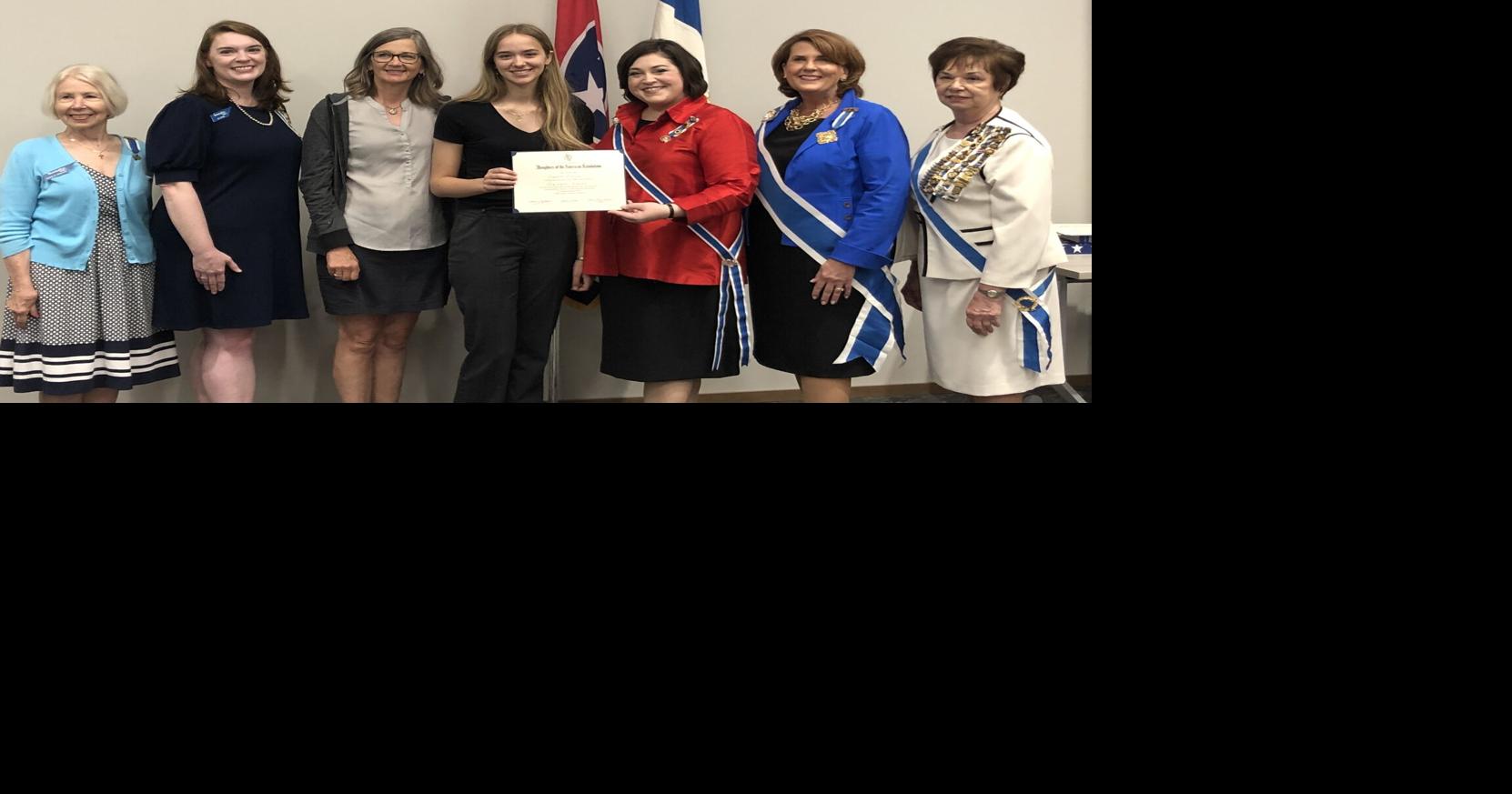 Senior Elizabeth Minneci named Sequoyah District DAR Good Citizen ...