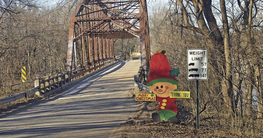 Elves on the shelf, er, bridge | News | ctnewsonline.com