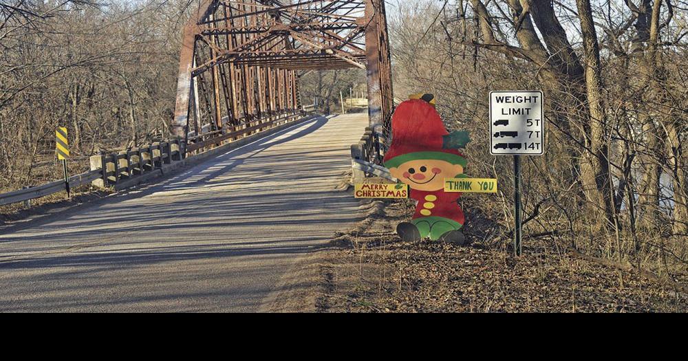 Elves on the shelf, er, bridge | News | ctnewsonline.com