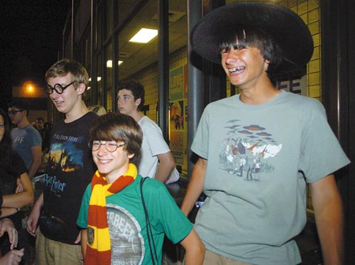 Fans queue up for the final 'Harry Potter' midnight screening