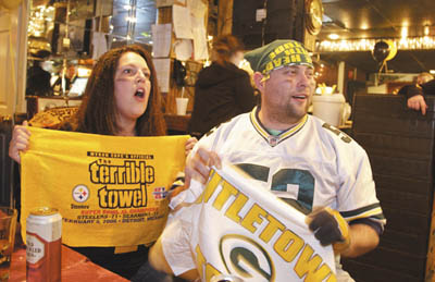 Super Bowl fans cheer both sides at local bar