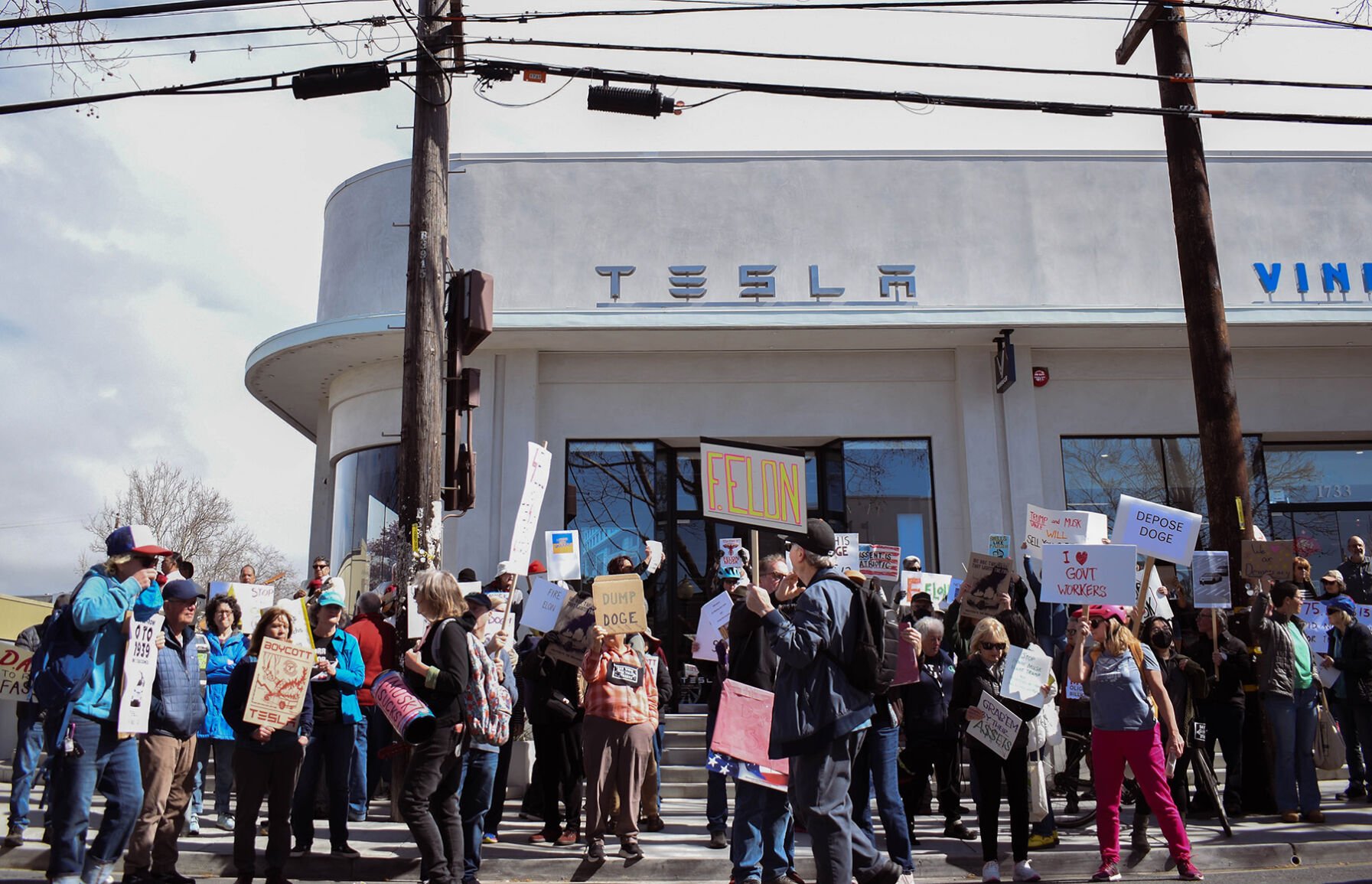 Hundreds mobilize outside Berkeley Tesla showroom in protest of Elon ...