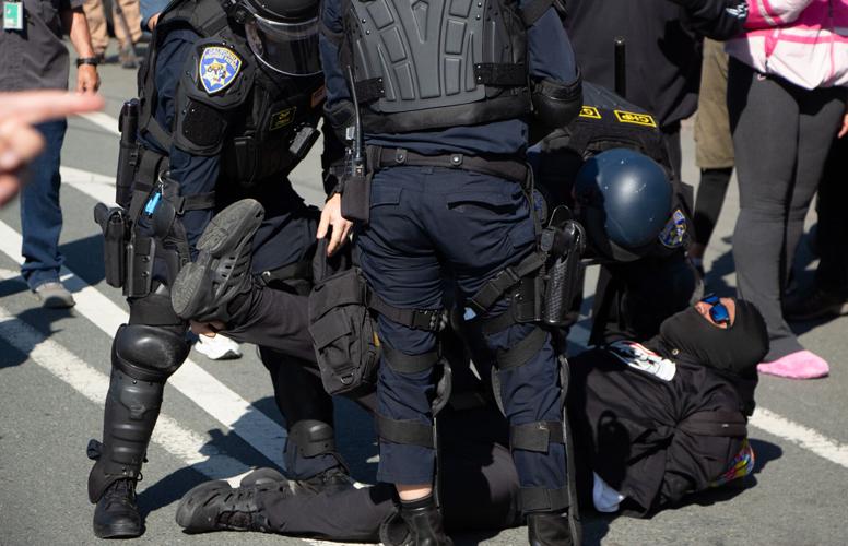 Protesters violently clash with federal agents, riot police as ...