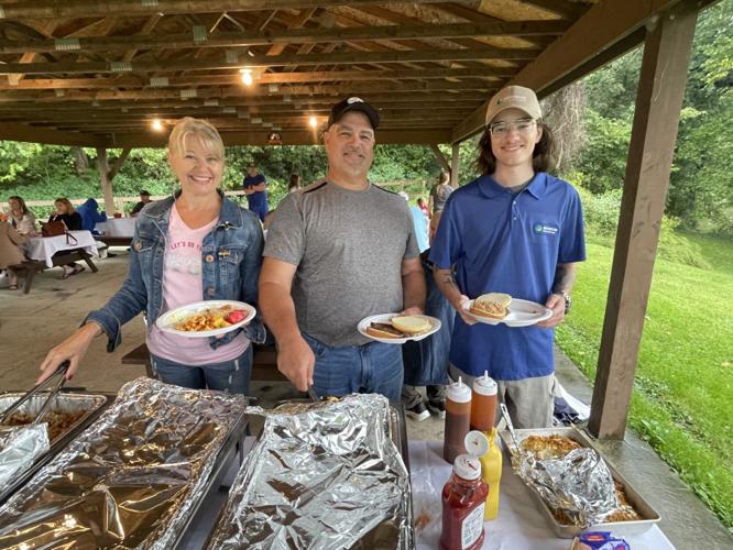 Rain doesn’t stop chamber picnic | Multimedia | dailycourier.com