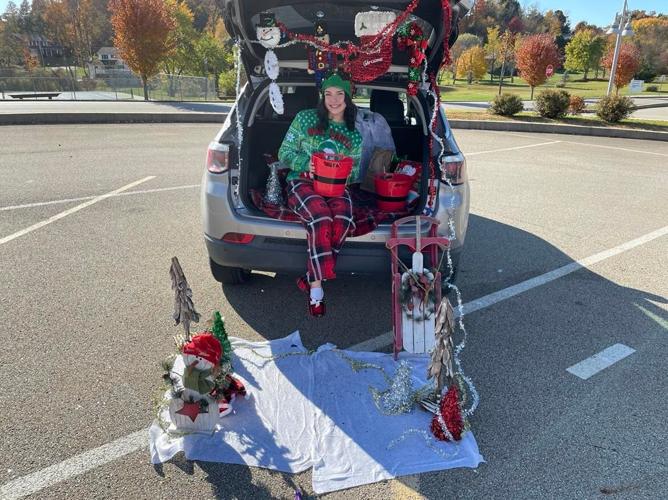 CAHS Honor Society hosts trunk-or-treat | Multimedia | dailycourier.com