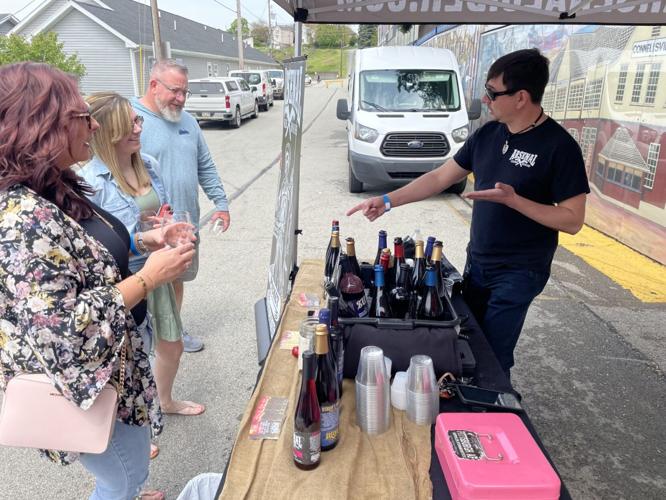 Tangled Up in Vines draws croud | Multimedia | dailycourier.com