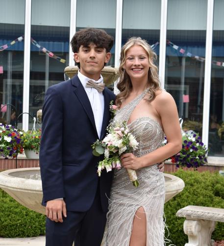 Mt. Pleasant students enjoy prom night | Multimedia | dailycourier.com