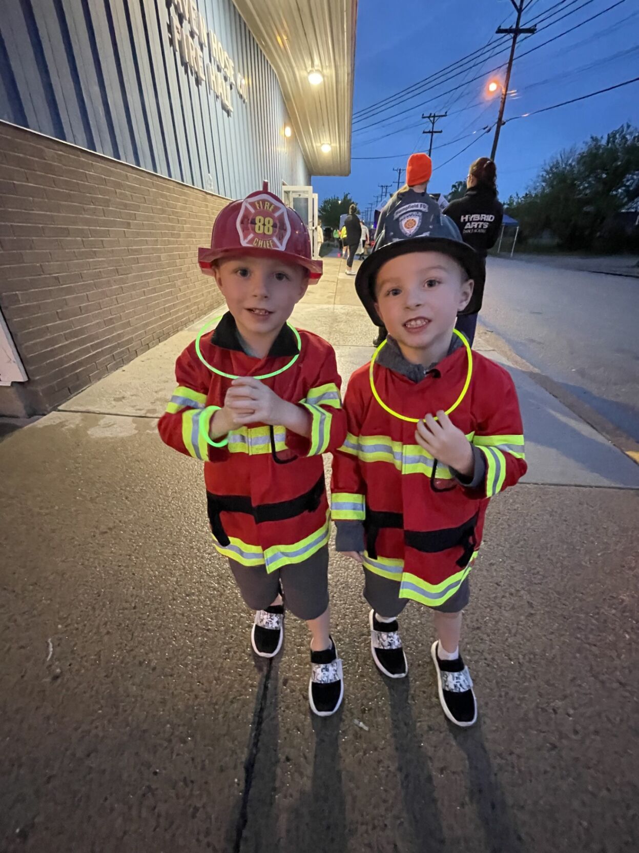 Rain doesn't stop Neon Nights walkers, runners | Multimedia ...
