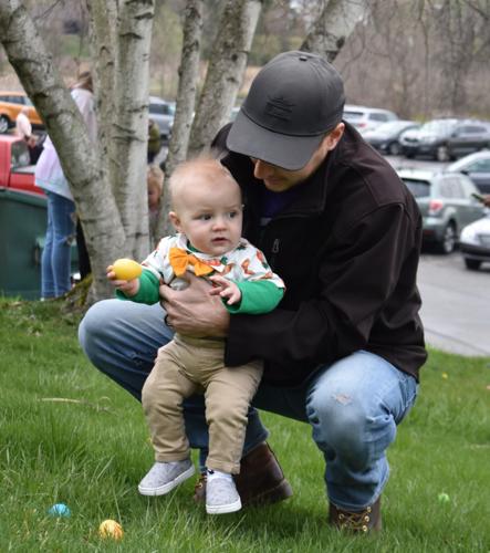 Dunbar church holds egg hunt | Multimedia | dailycourier.com