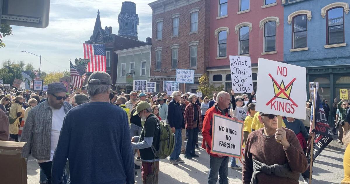 'No Kings' protest on draws hundreds to Catskill | News | dailygazette.com