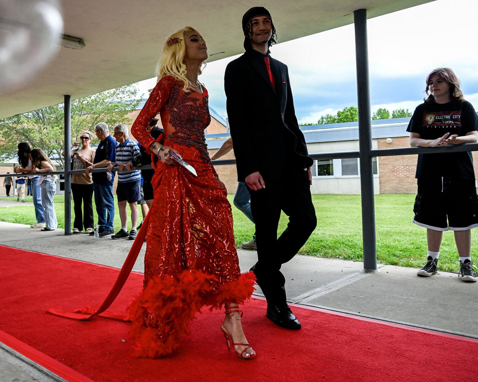 Photos: Mohonasen High Prom walk-in | Education | dailygazette.com