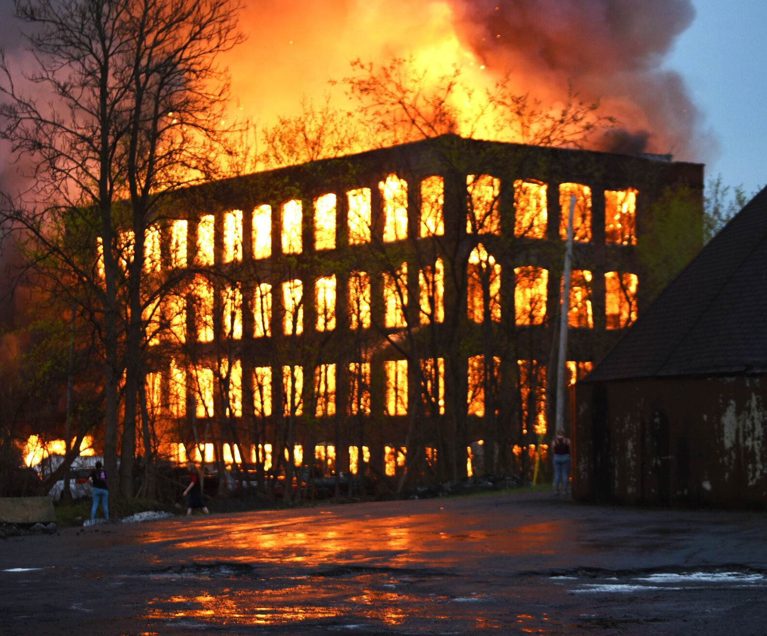 Massive fire destroys vacant Fownes factory in Gloversville | Leader ...