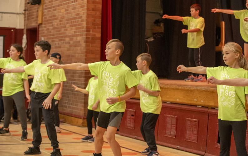 Charlton Heights 4th-graders 'Dial-up the 90s' dance performance 11/20 ...