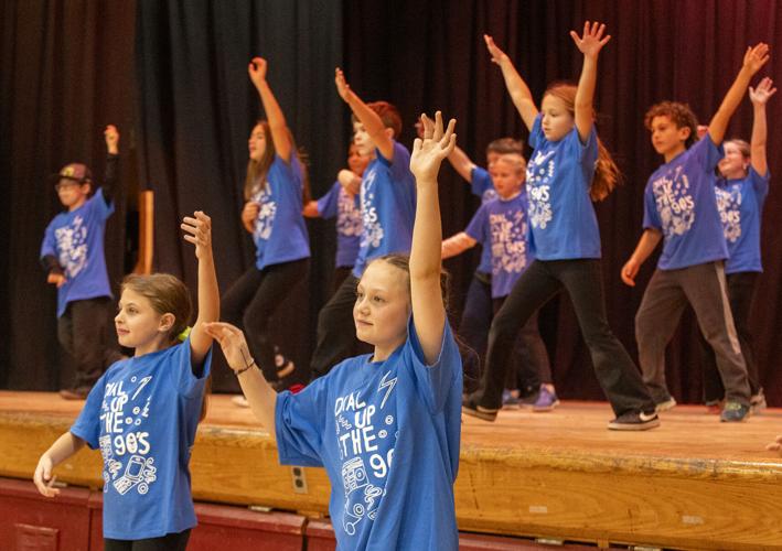Charlton Heights 4th-graders 'Dial-up the 90s' dance performance 11/20 ...