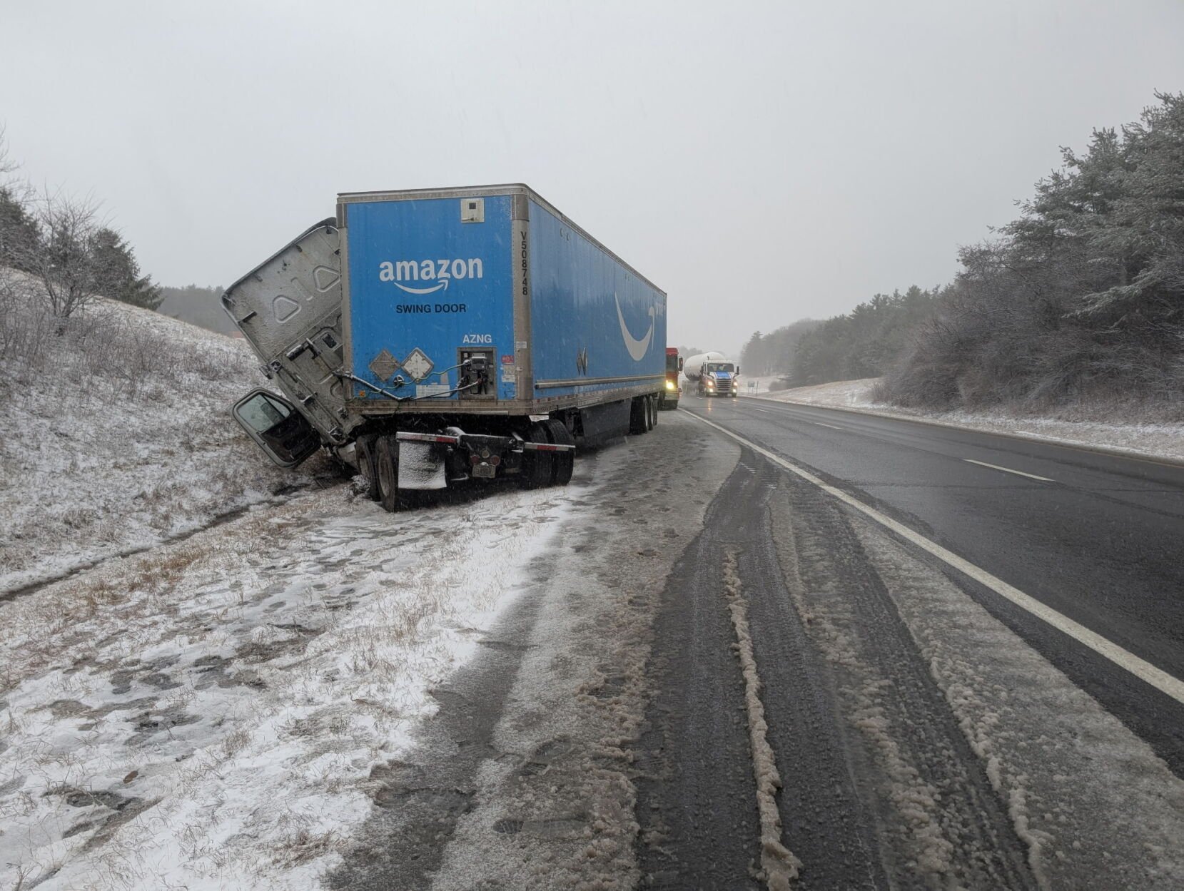 Tanker spills fuel after Thruway crash | Chatham-valatie | dailygazette.com
