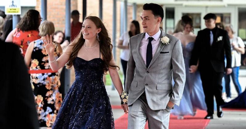Photos: Mohonasen High Prom walk-in | Education | dailygazette.com