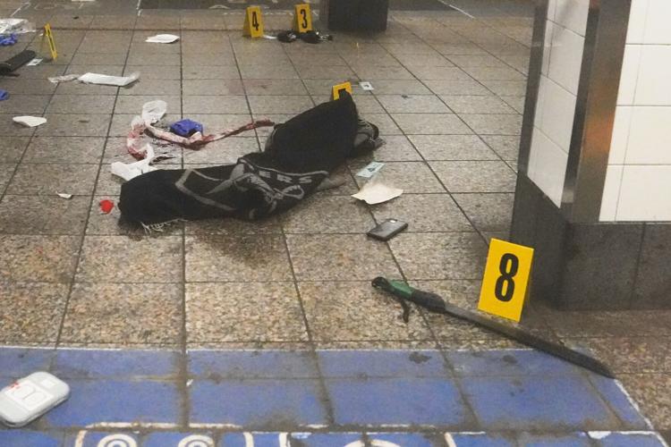 Video of NYC police killing machete-wielding man at Grand Central ...
