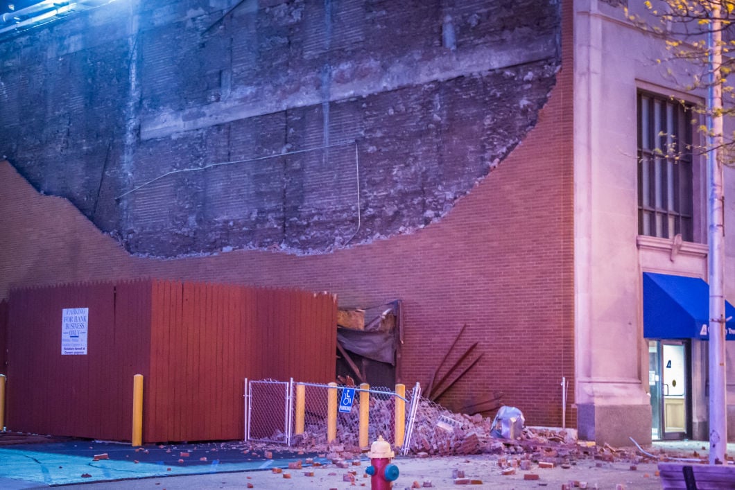 Winds damage bank building | News | dailyindependent.com