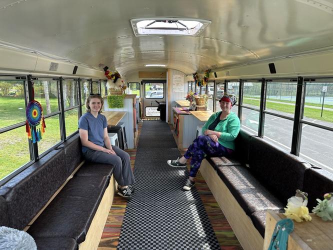 Mother of nine turns school bus into mobile art studio and classroom ...