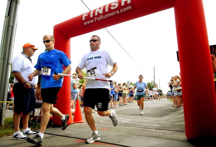 Community turns out Monday to cheer blind runner | News | dailyitem.com