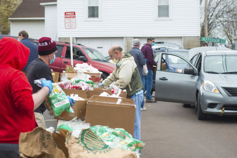 Volunteers hand out 40,000 pounds of food for Easter | Local News ...