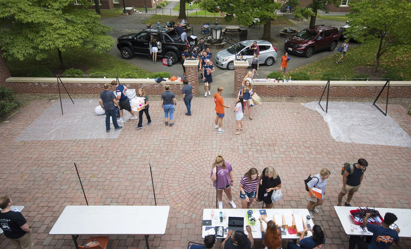 Upperclassmen help new Bucknell students transition into college life ...