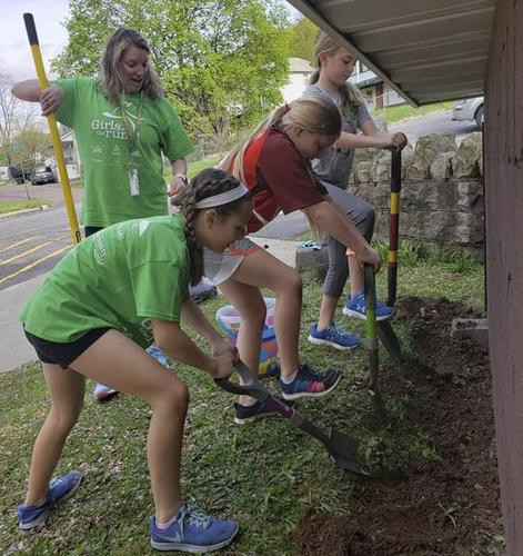 Girls on the Run Team plants flowers before Sunday's event | Local News ...