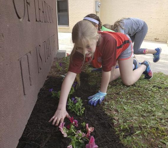 Girls on the Run Team plants flowers before Sunday's event | Local News ...