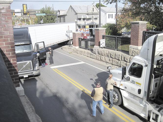 Stuck truck halts Danville traffic during rush hour | News | dailyitem.com