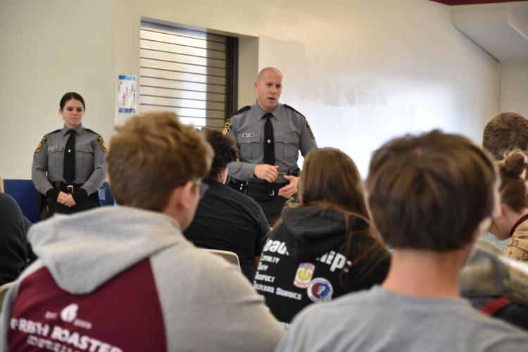 Shikellamy students learn about traffic stops | News | dailyitem.com
