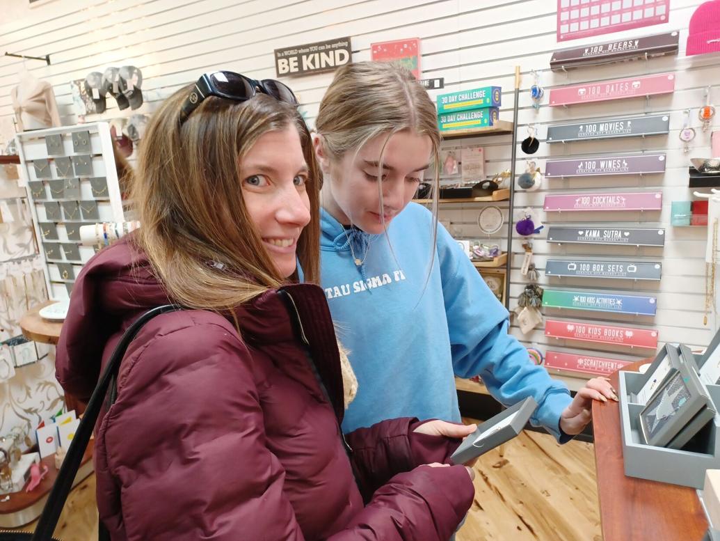 Shoppers browse and buy on Small Business Saturday | News | dailyitem.com