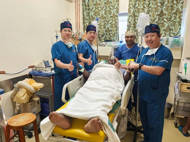 Guangdong doctors remove 400-gram prostate in high-risk VNH surgery ...