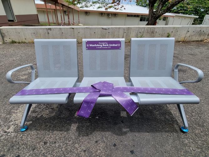 Wanfuteng Bank donates bench to VCH | News | dailypost.vu