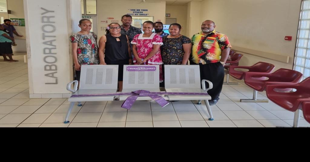 Wanfuteng Bank donates bench to VCH | News | dailypost.vu