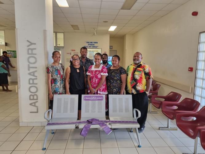 Wanfuteng Bank donates bench to VCH | News | dailypost.vu
