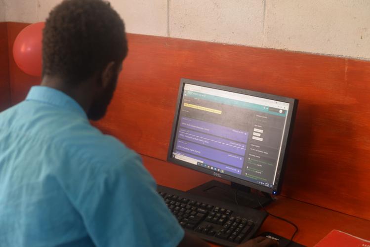 New computers for Tebakor students | News | dailypost.vu