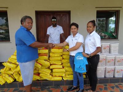 Leon Hardware makes donation to Food Centre | News | dailypost.vu