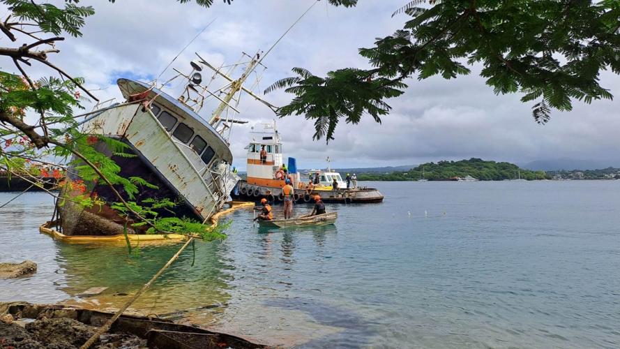 Oil spill in harbour contained | News | dailypost.vu