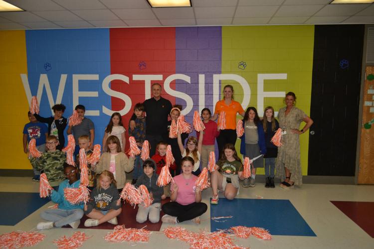UT basketball coaches visit Westside Elementary | News | dailypostathenian.com