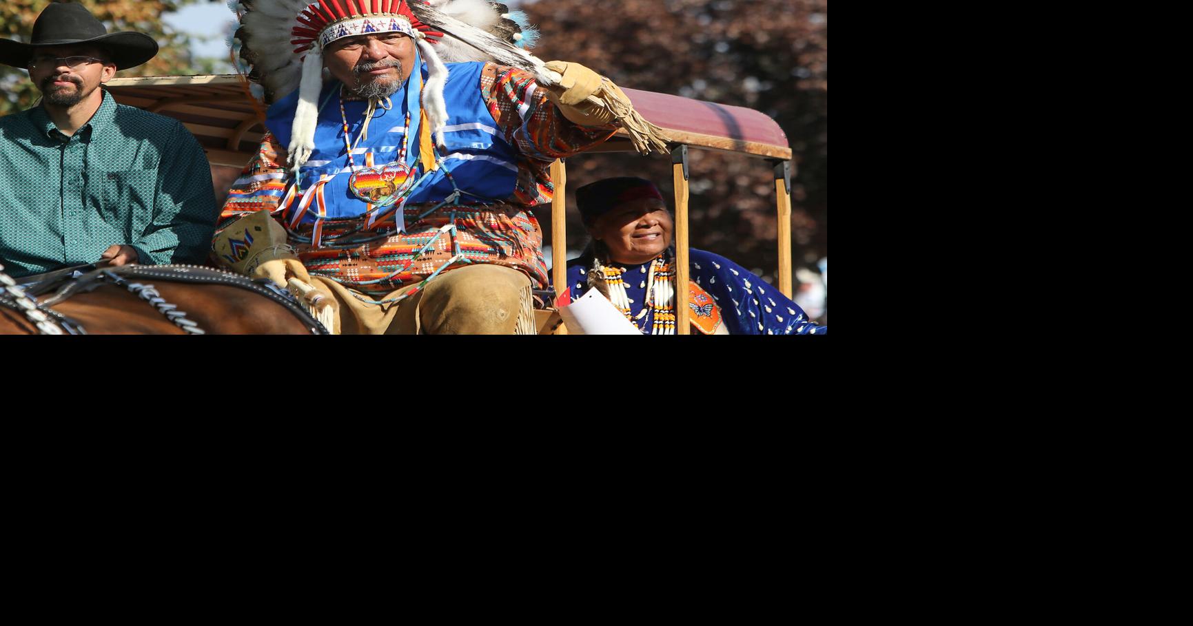 Rodeo Parade packs ’em in - on the street and on the sidewalk ...