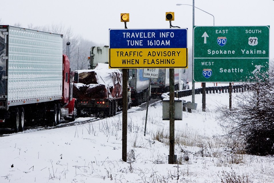 Interstate 90 closed for much of Monday as snow buries Kittitas County ...