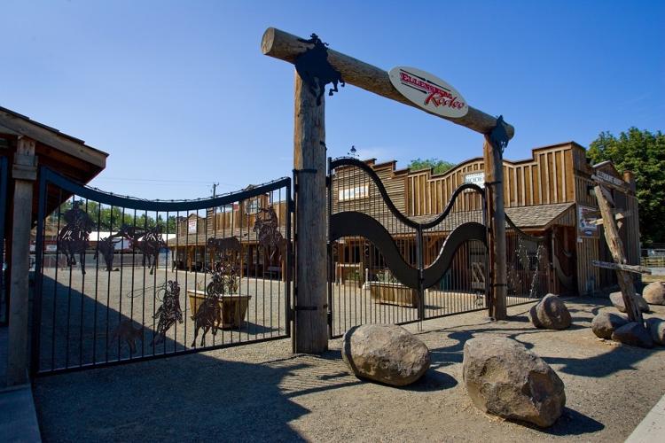 New gate adds to feel at Western Village | News | dailyrecordnews.com