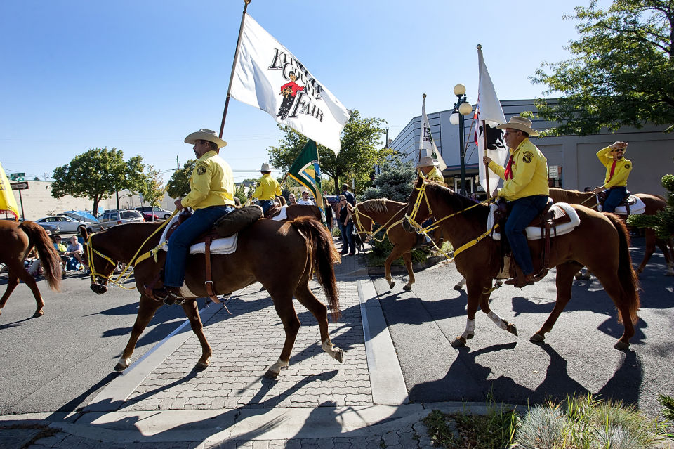 Ellensburg Rodeo Parade draws smiles, cheers | News | dailyrecordnews.com