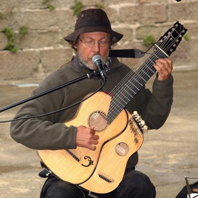 James Kline performing at final Guitar in the Gallery recital ...
