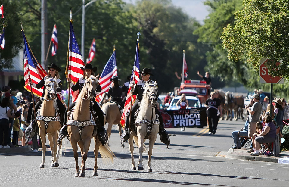 Ellensburg Rodeo Parade draws smiles, cheers | News | dailyrecordnews.com
