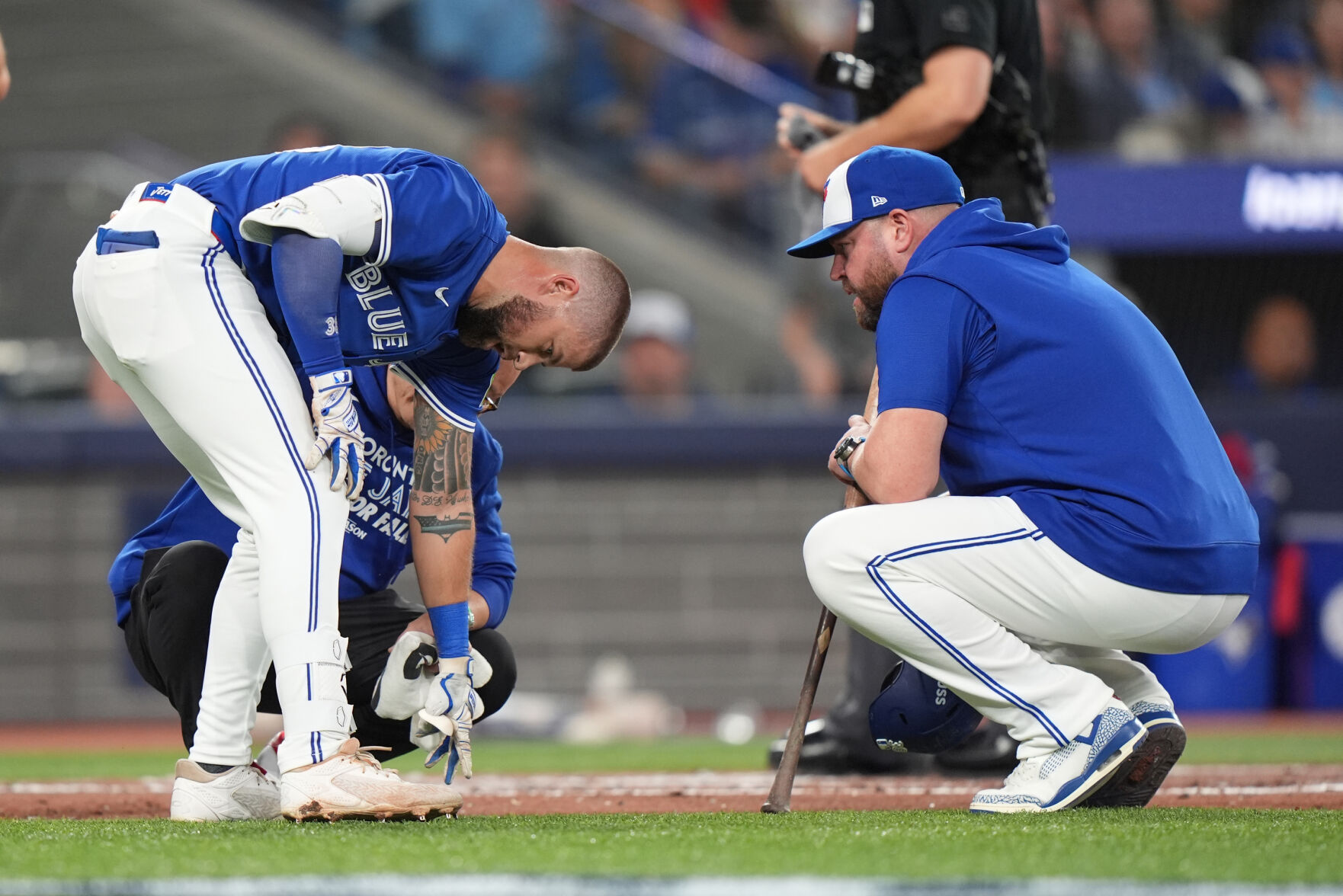 Blue Jays' Nathan Lukes leaves Game 1 of ALCS after bruising knee when ...
